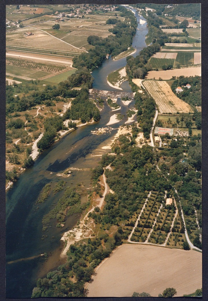 Délimités par des lignes de crête, les bassins versants sont les ...