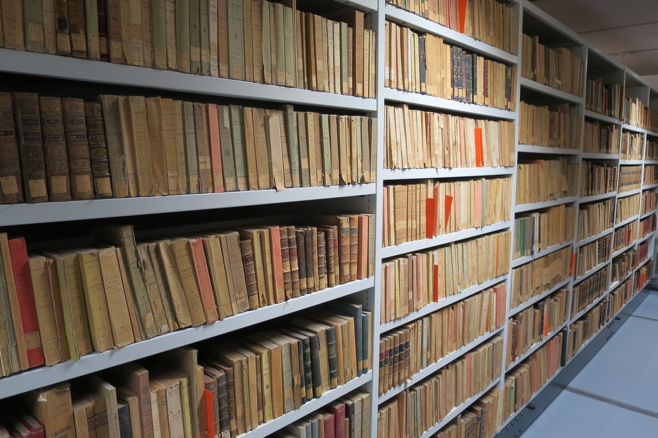 Archives-dep-Gard_Bibliotheque_Etageres-livres-anciens.jpg